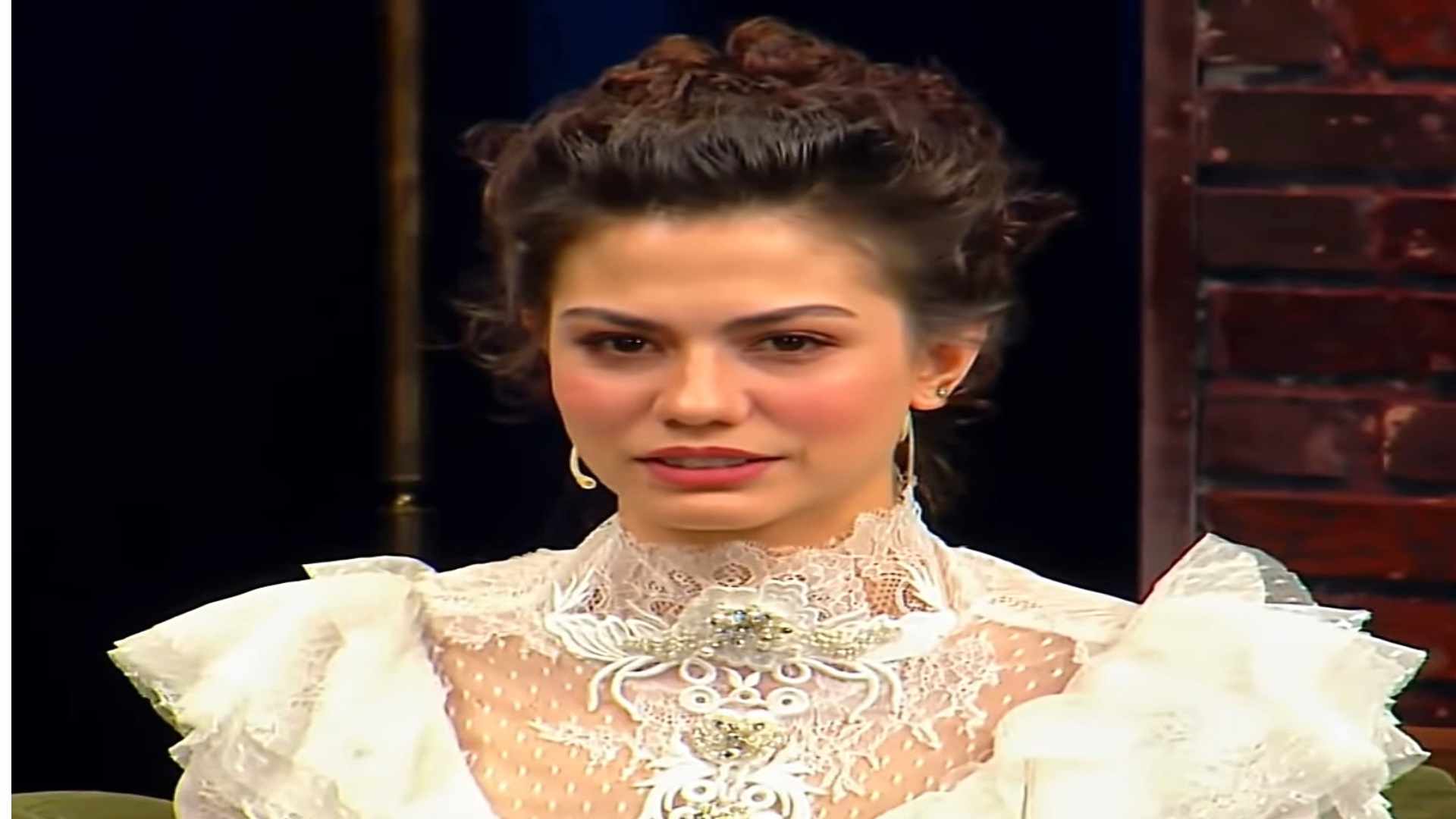 Demet Özdemir Height, Age, Boyfriend, Husband, & Family